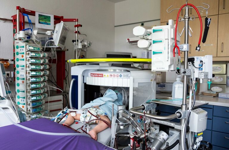 UKB NewsRoom | Weltweite erste Untersuchungen mit mobilem MRT bei pädiatrischen ECMO ...